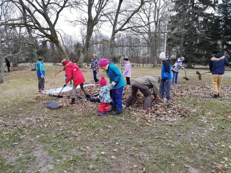 Ruhnu Põhikool – 090419 kevadised talgud kooli ümber (3)